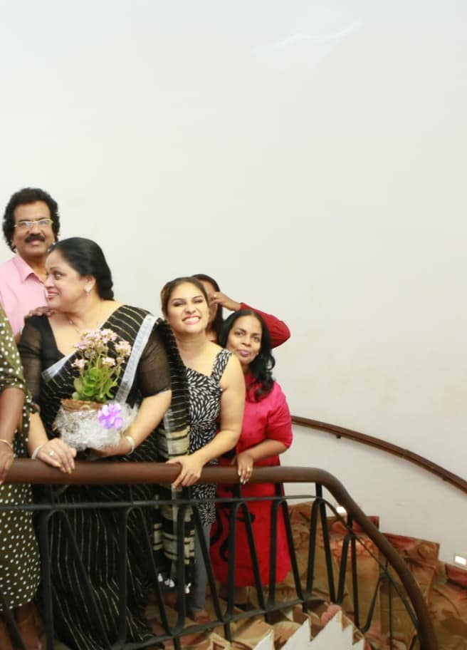 උපන්දිනය දවසේ මහ පාන්දර ගායන ශිල්පිනී චරිතා ප්‍රියදර්ශනීට ගෝලයො ටිකක් ...