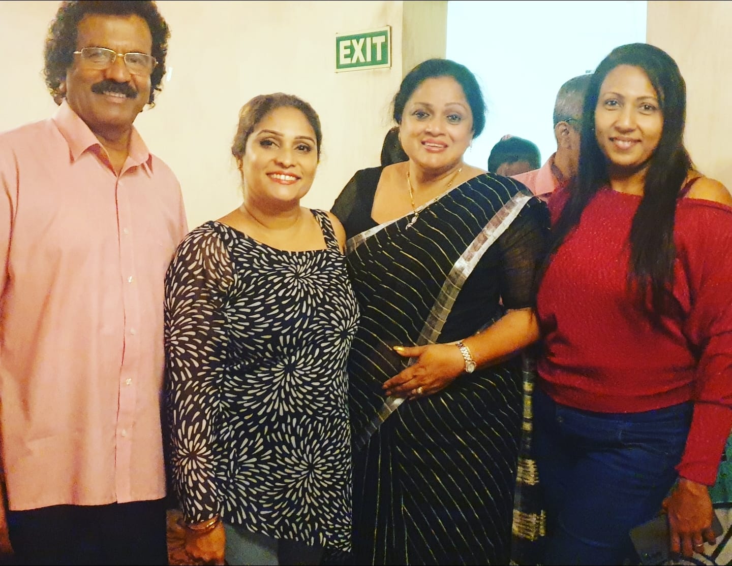 උපන්දිනය දවසේ මහ පාන්දර ගායන ශිල්පිනී චරිතා ප්‍රියදර්ශනීට ගෝලයො ටිකක් ...