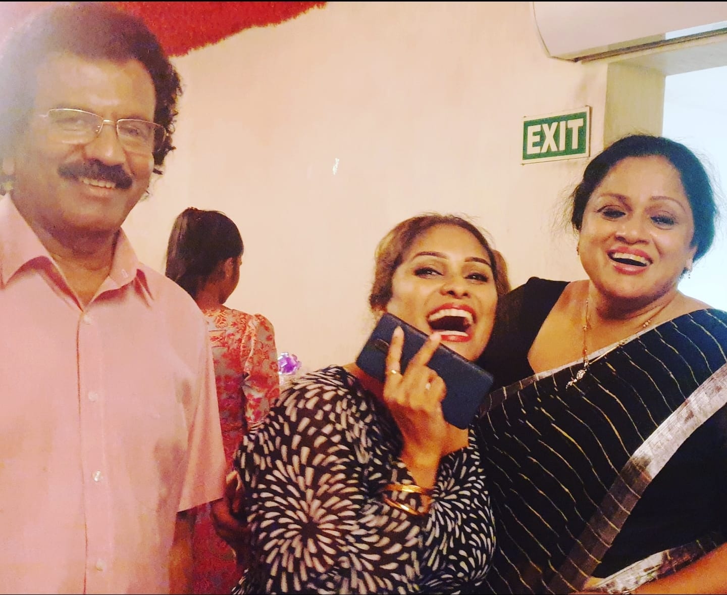 උපන්දිනය දවසේ මහ පාන්දර ගායන ශිල්පිනී චරිතා ප්‍රියදර්ශනීට ගෝලයො ටිකක් ...