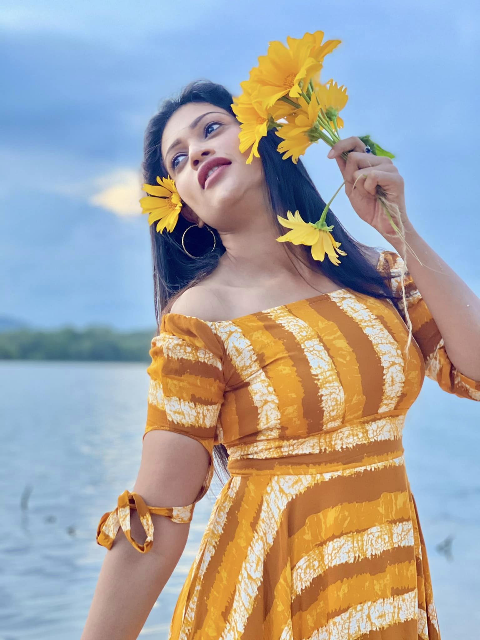 ශා.... එයාගේ ලස්සන... කහපාට ඇඳගෙන සුරූපී චූලක්ෂි කොහෙද මේ ගිහින් ...