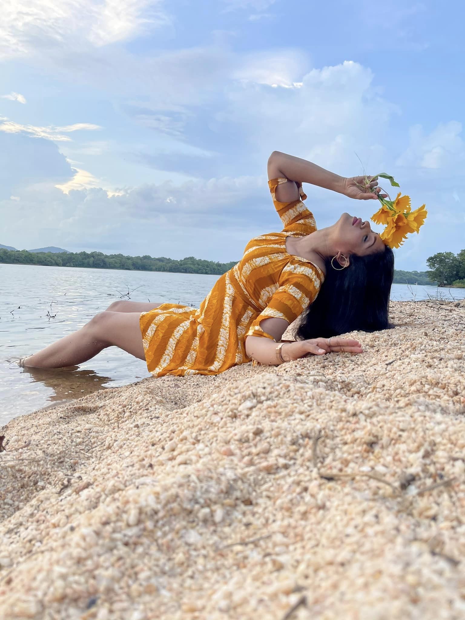 ශා.... එයාගේ ලස්සන... කහපාට ඇඳගෙන සුරූපී චූලක්ෂි කොහෙද මේ ගිහින් ...