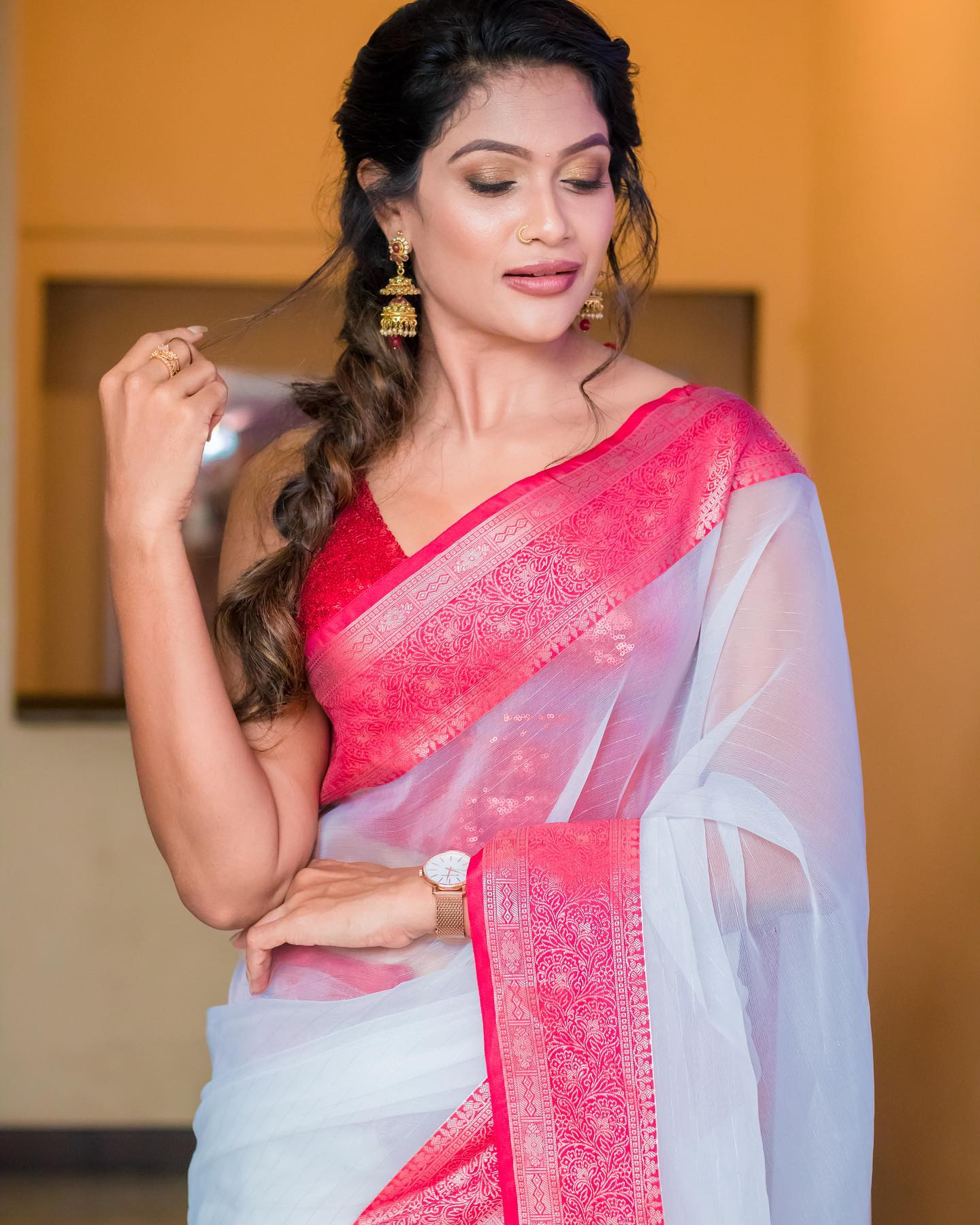 හින්දි නිළියක් වගේ ලස්සන, සුරූපි චුලක්ෂි... වශීවෙනවා සත්තයි ඒ රූපයට ...