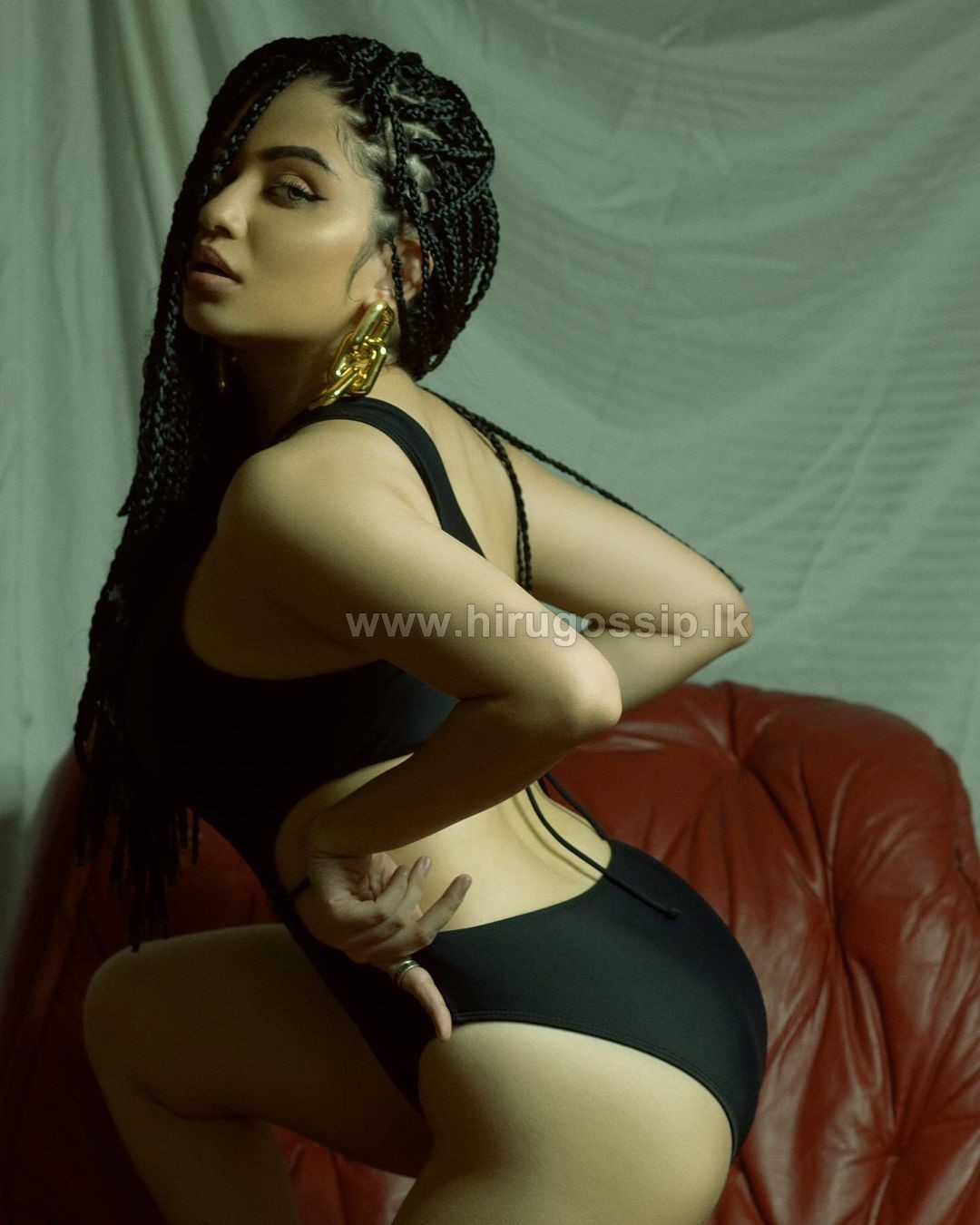 එකපාරක් බැලුවොත් තව පාරක් බලනවා සත්තයි !” - කවුරුත් මඟ බලාගෙන හිටපු, ශෙහානි කහඳවල පෙනී සිටි ...