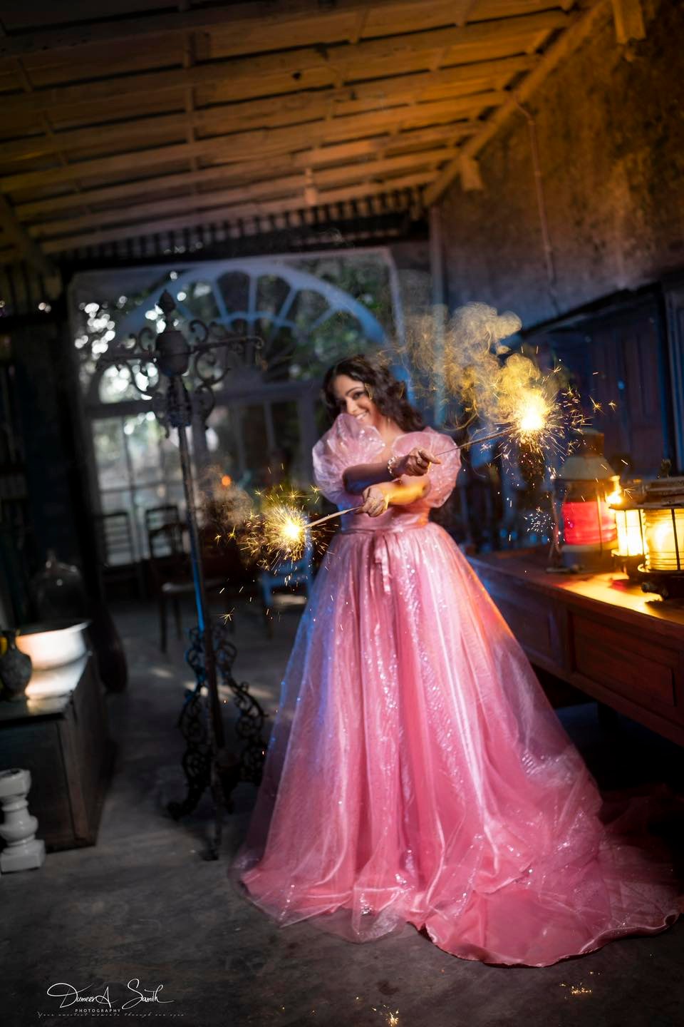 රෝසපාට බෝනික්කි ! ජනප්‍රිය නිළි ආශා එදිරිසිංහ, උපන්දිනය සමරමින් කළ ...