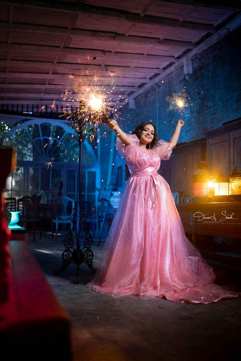 රෝසපාට බෝනික්කි ! ජනප්‍රිය නිළි ආශා එදිරිසිංහ, උපන්දිනය සමරමින් කළ ...