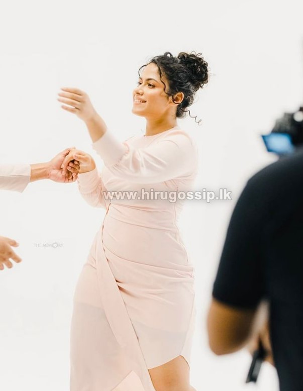 ඔන්න දැක්කනේ! එයාට ඉන්න යාලුවෝ කරන වැඩ...” - විනෝද චාරිකාවක් ගිය සුරූපී ...