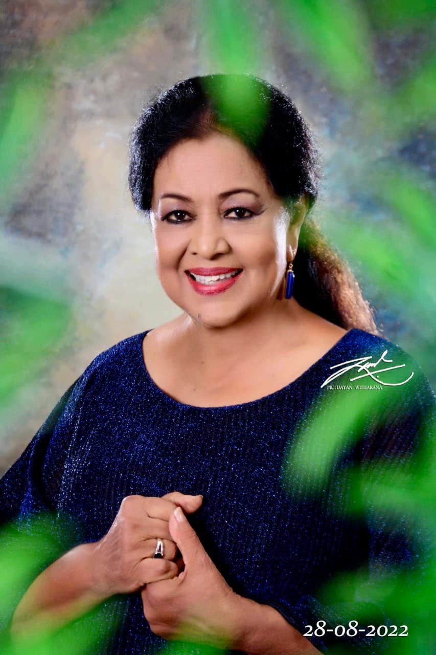 අඩ සියවසක් රූපණ කිරුළ හිස මත දැරූ සිනමාවේ සදා නොවෙනස් නිළි රැජිණ මාලිනී ...
