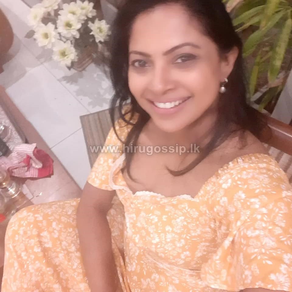 ලස්සනට ඇඳලා හිටියත් මූණෙන් ඒ නපුරුකම පේනවා.. අනිත් අයට විහිලුුවක් වෙනවා ...