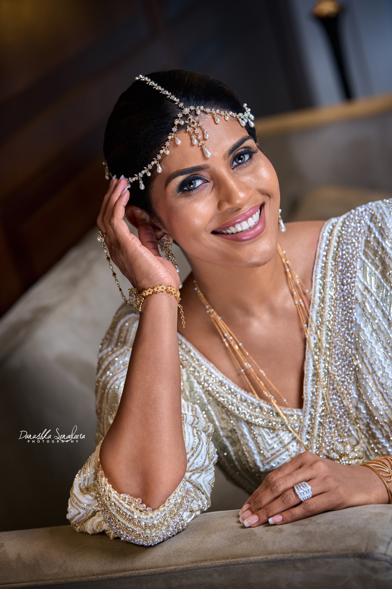 "උඩරට මැණිකෙගේ ලස්සන බලන්නකෝ..." ආන්දෝලනාත්මක Mrs Sri Lanka කිරුළ ...