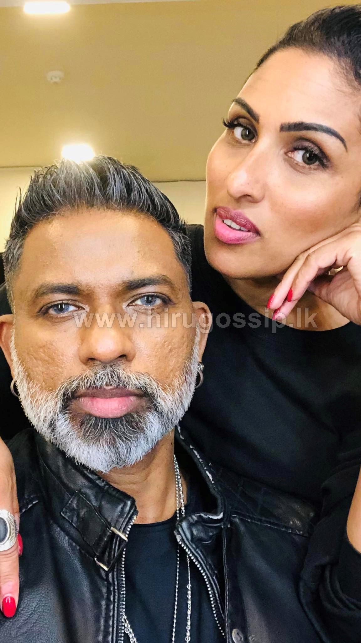 අම්මා කෙනෙක් වගේ අඳින්න, අම්මා කෙනෙක් වගේ හැසිරෙන්න‍්, කියන වාක්‍ය ...