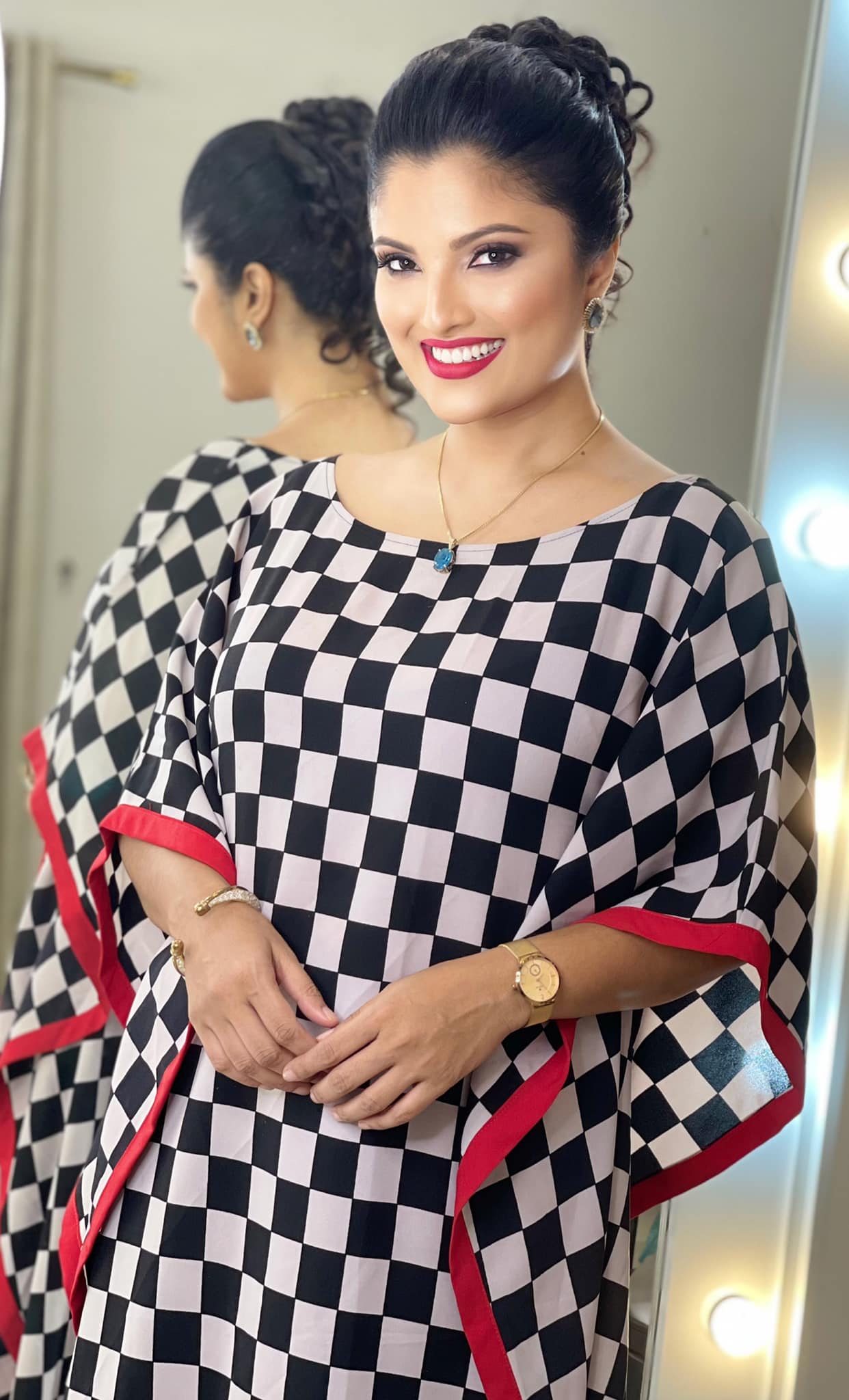 "දපනෙ වැටෙන බැල්මෙන්, දිගටි නයන කැල්මෙන් ලොවම මඟුල් සක්වලක් කළා ...