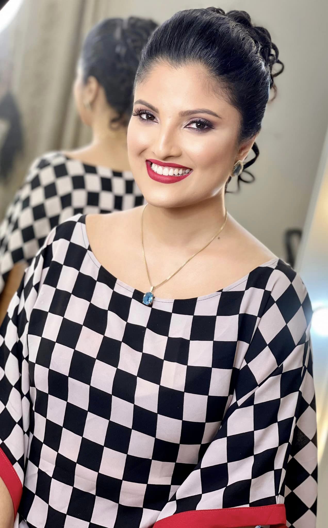 "දපනෙ වැටෙන බැල්මෙන්, දිගටි නයන කැල්මෙන් ලොවම මඟුල් සක්වලක් කළා ...