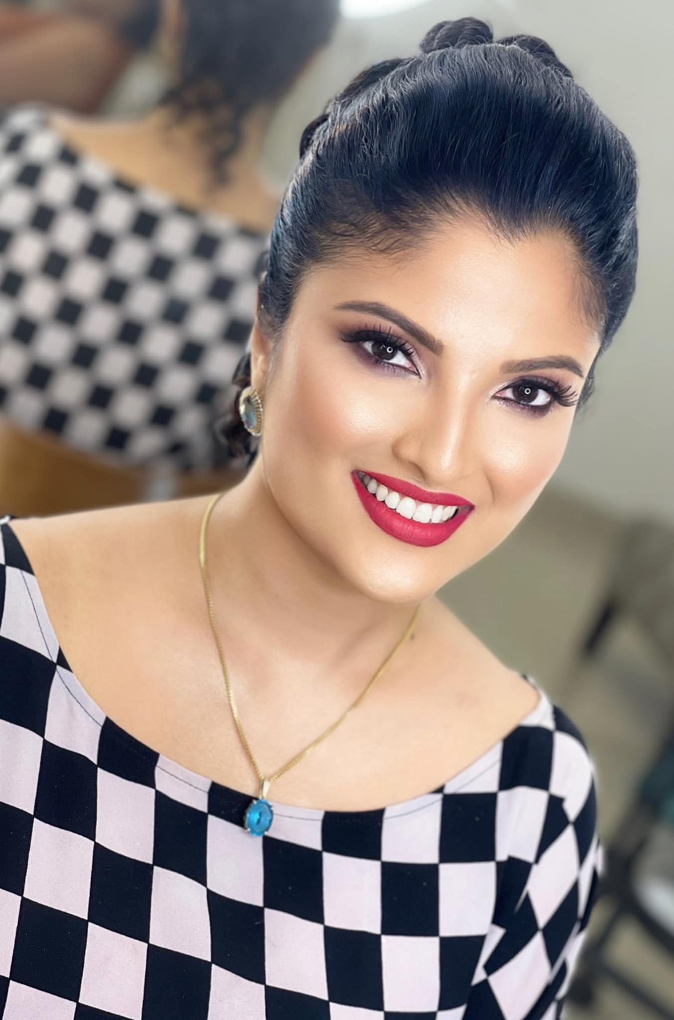 "දපනෙ වැටෙන බැල්මෙන්, දිගටි නයන කැල්මෙන් ලොවම මඟුල් සක්වලක් කළා ...