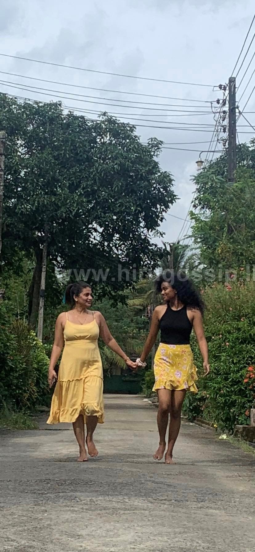 මගේ අම්මා.. ආදරෙයි හුඟක්..!” - නිළි රොෂානා ඔන්ඩච්චිට සුරූපී දියණියගෙන් ලැබුණු වටිනා කියන තෑග්ග ...