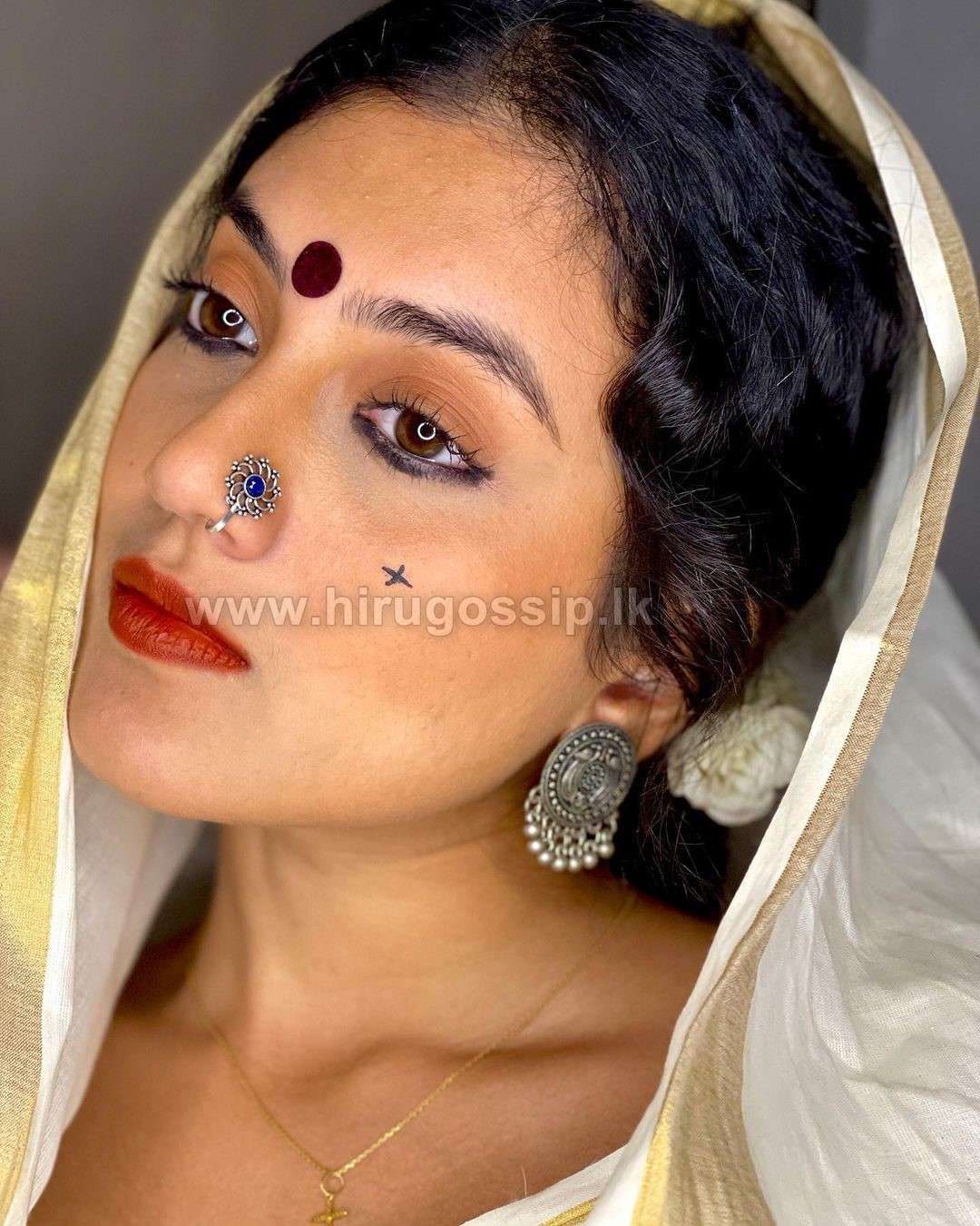 සමහරු ඔයාගෙන්ම බැබළිලා ඔයාව හෑල්ලූ කරලා යනවා. වේදනාවක් එක්ක ජීවිතයම ...