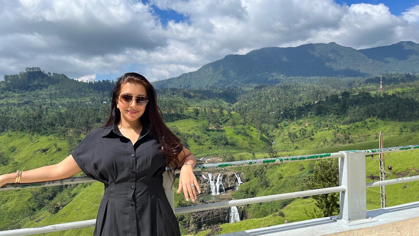 එයාලා විනෝද ගමනක් ගිහින් වගේ... පුංචි එංගලන්තයේ සිරි අසිරි විඳින ...