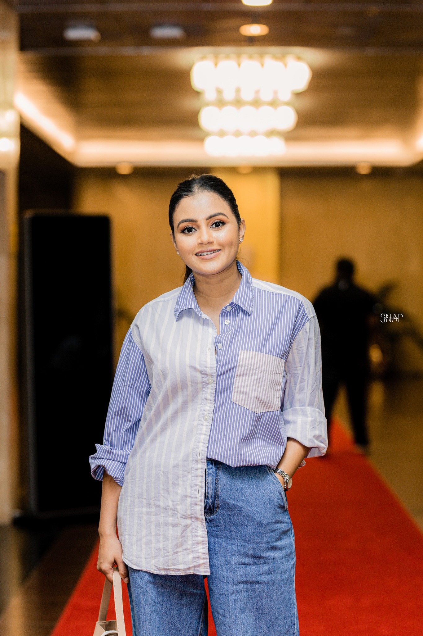 තිස්සේම හිනාවෙන් මුහුණ සරසා ගත්, ආදරණීය යුවළ... බලන්නකො දෙන්නගෙ ලස්සන ...
