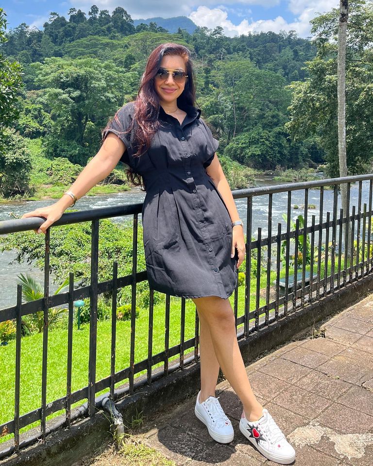 එයාලා විනෝද ගමනක් ගිහින් වගේ... පුංචි එංගලන්තයේ සිරි අසිරි විඳින ...