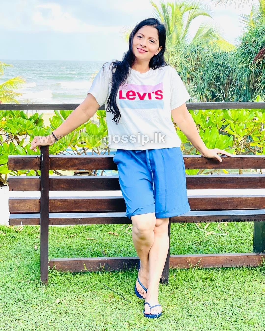 මම අද තමයි තේරුම් ගත්තේ මාර ආතල් ලන්තෙක මේ ජීවත් වෙන්නේ කියලා, මට කියන්නකෝ එහෙනම් මං කවුද කියලා ...