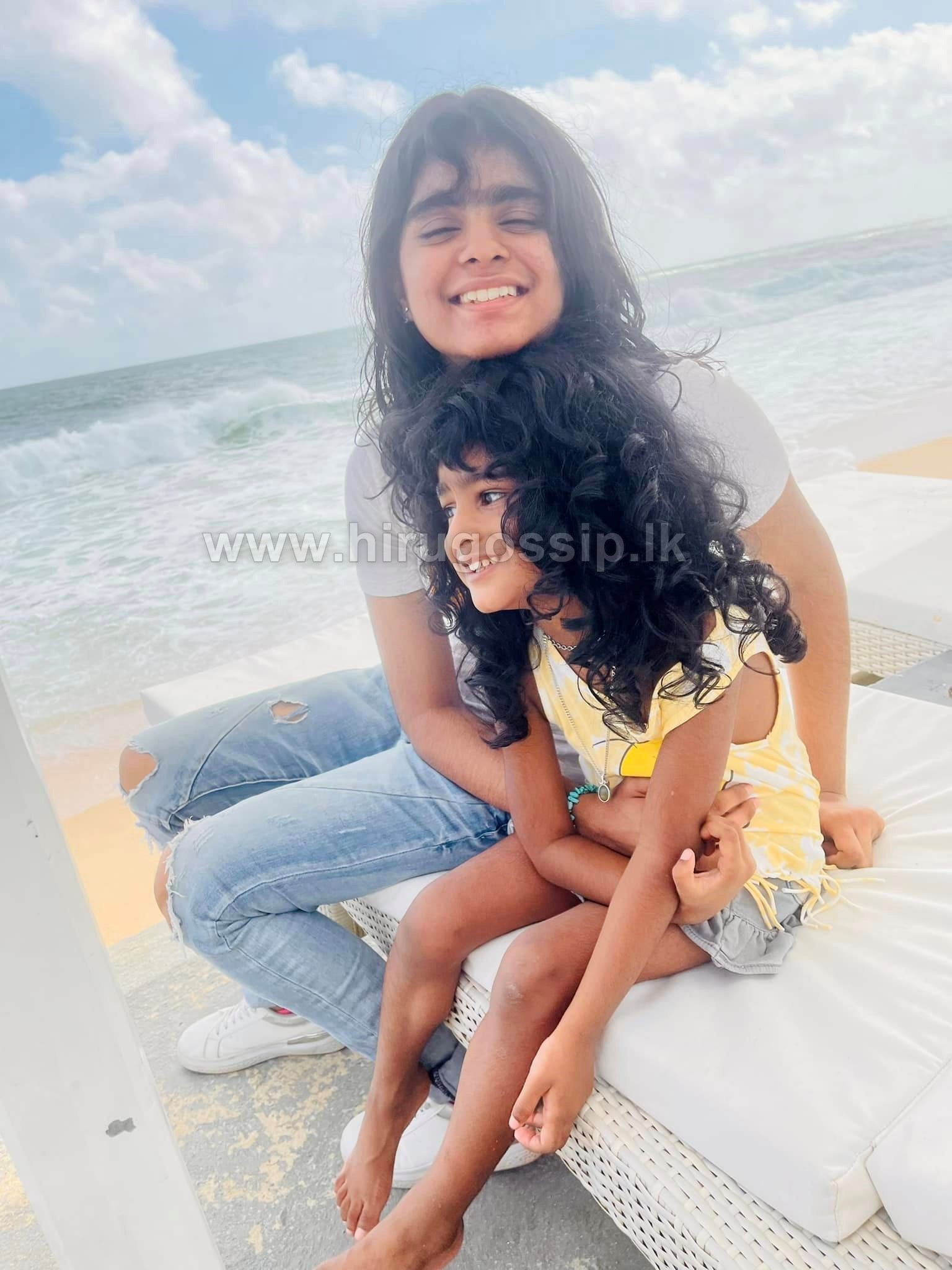 එයා දැන් ලංකාවේ... අඳුරගත්තද ඔයාලා..?” - හින්දි නිළියක් තරම් ම ලස්සන ...