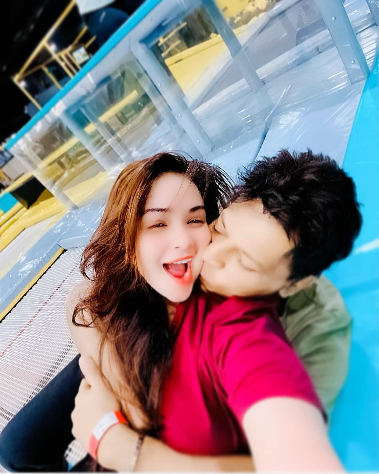 වයසින් වැඩි කෝටිපති ව්‍යාපාරිකයෙක් එක්ක විවාහ වුණු සුරූපී නිළි සුලේඛා ජයවර්ධන ගෙවන සුපිරි ජීවිතය ...