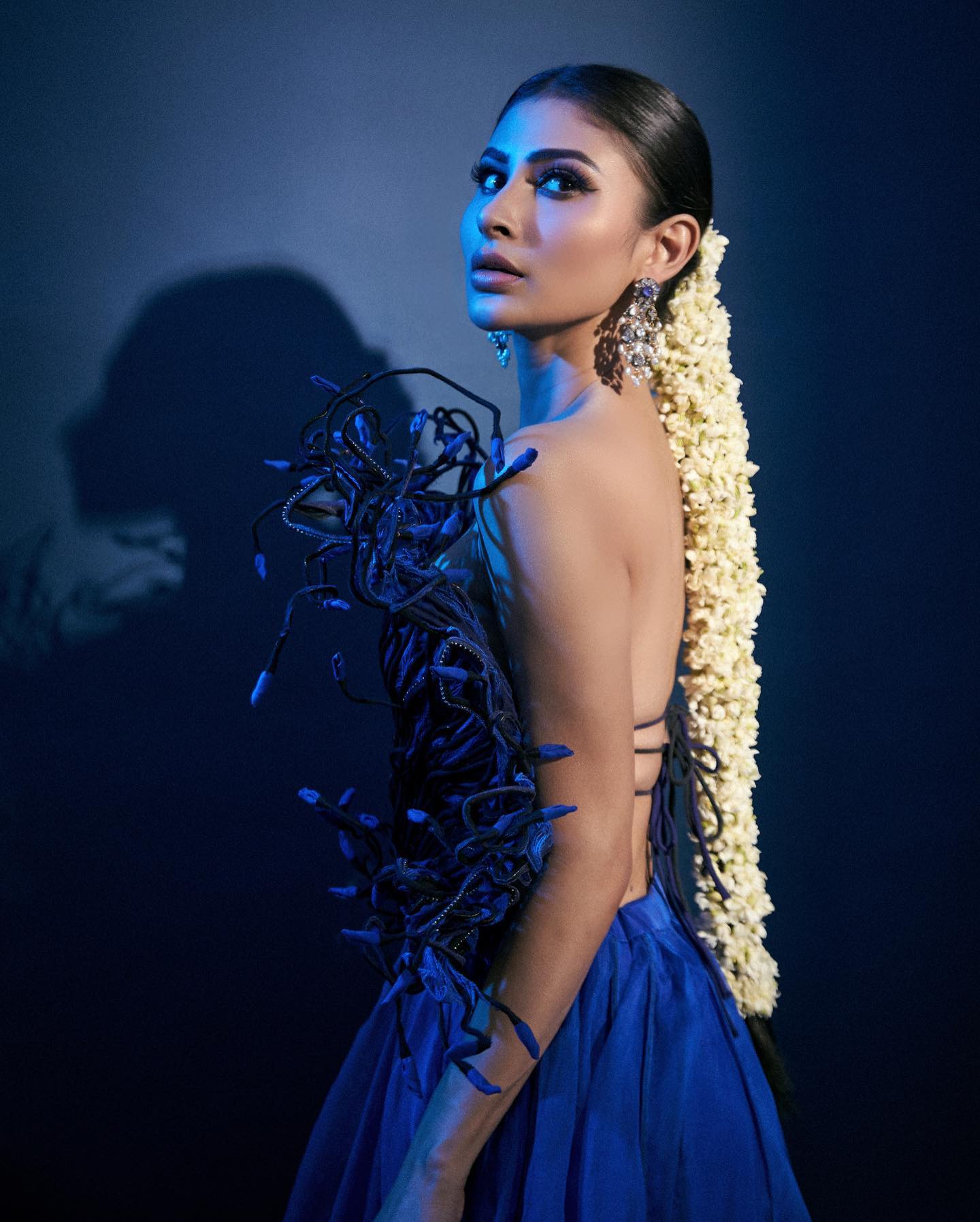 සරාගී කියන්නෙ මෙන්න මෙහෙම රූපයකට... ඉටි රූපයක් වගේ හැඩකාර, මෞනි රෝයි ...