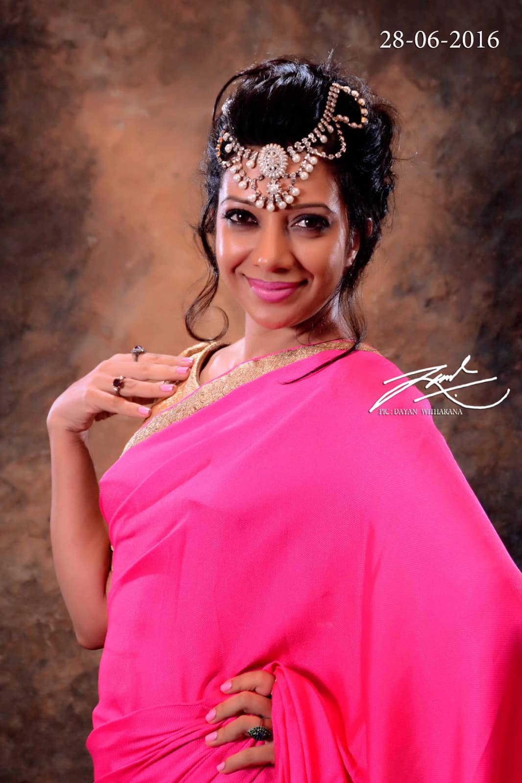 අඳුරගන්න පුළුවන්ද බලන්න... ජනප්‍රිය රංගන ශිල්පිනි සචිනි අයේන්ද්‍රා, එදා සහ අද - Photos - Sachini ...