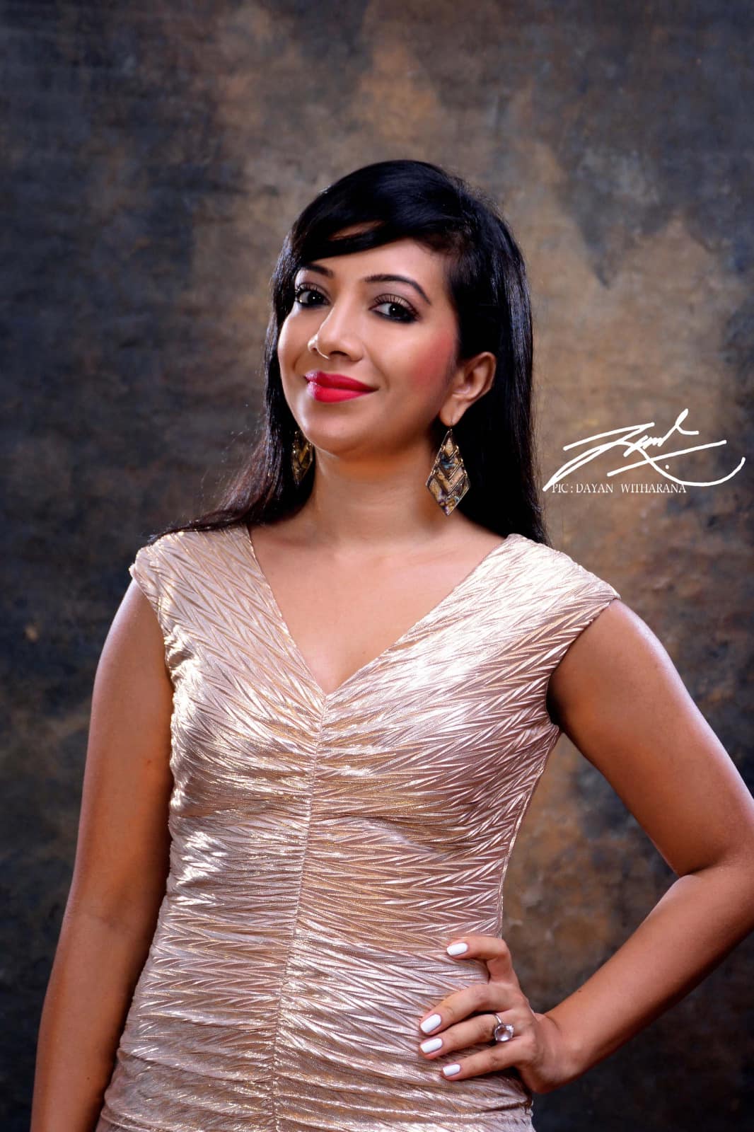 අඳුරගන්න පුළුවන්ද බලන්න... ජනප්‍රිය රංගන ශිල්පිනි සචිනි අයේන්ද්‍රා, එදා ...