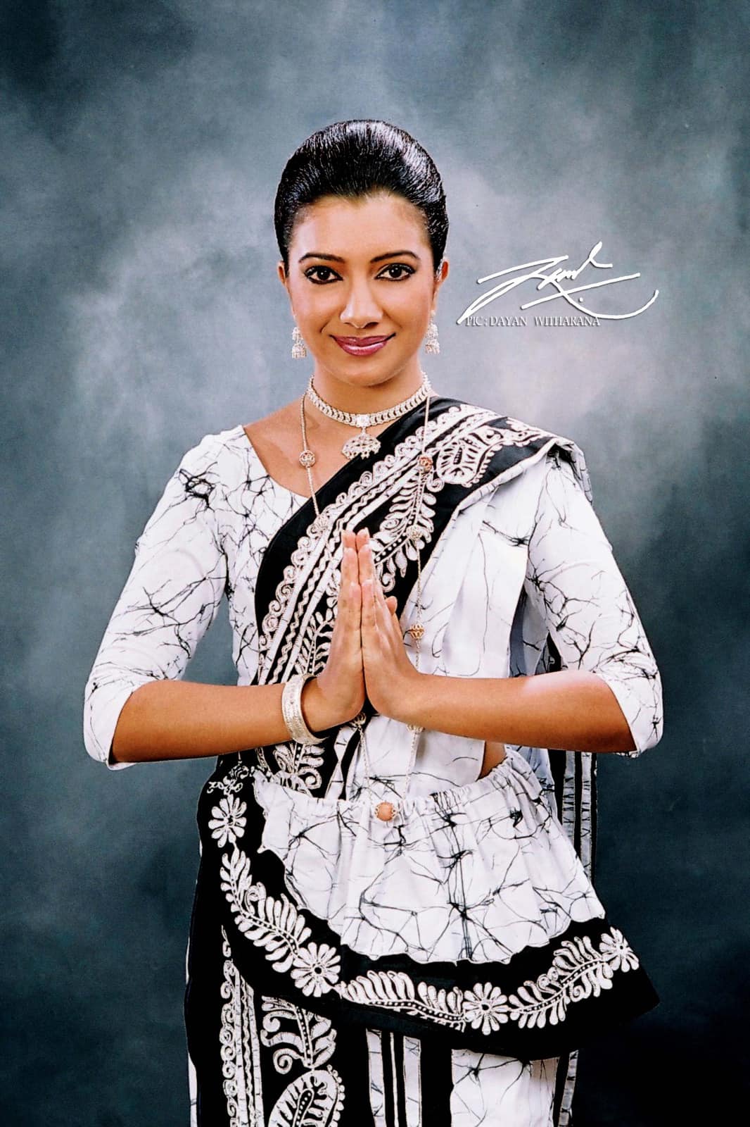 අඳුරගන්න පුළුවන්ද බලන්න... ජනප්‍රිය රංගන ශිල්පිනි සචිනි අයේන්ද්‍රා, එදා ...