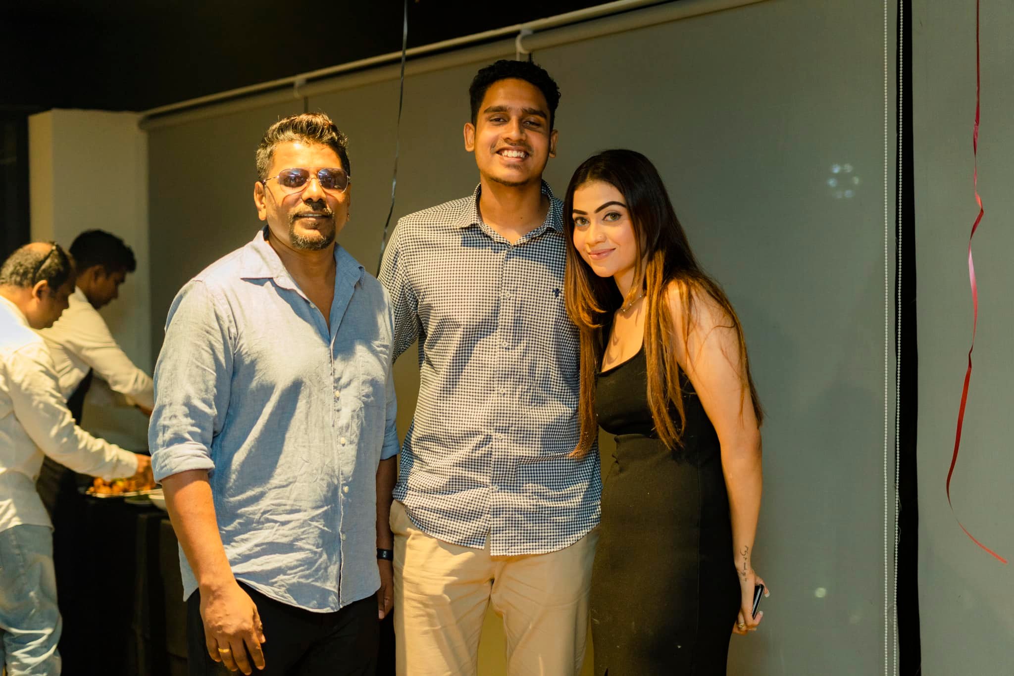 "සුරංගනාවී මගේ හඳක් වගේ පායලා... හිතේ තියන ආදරේ ඇස් දෙකේම ලියැවිලා ...