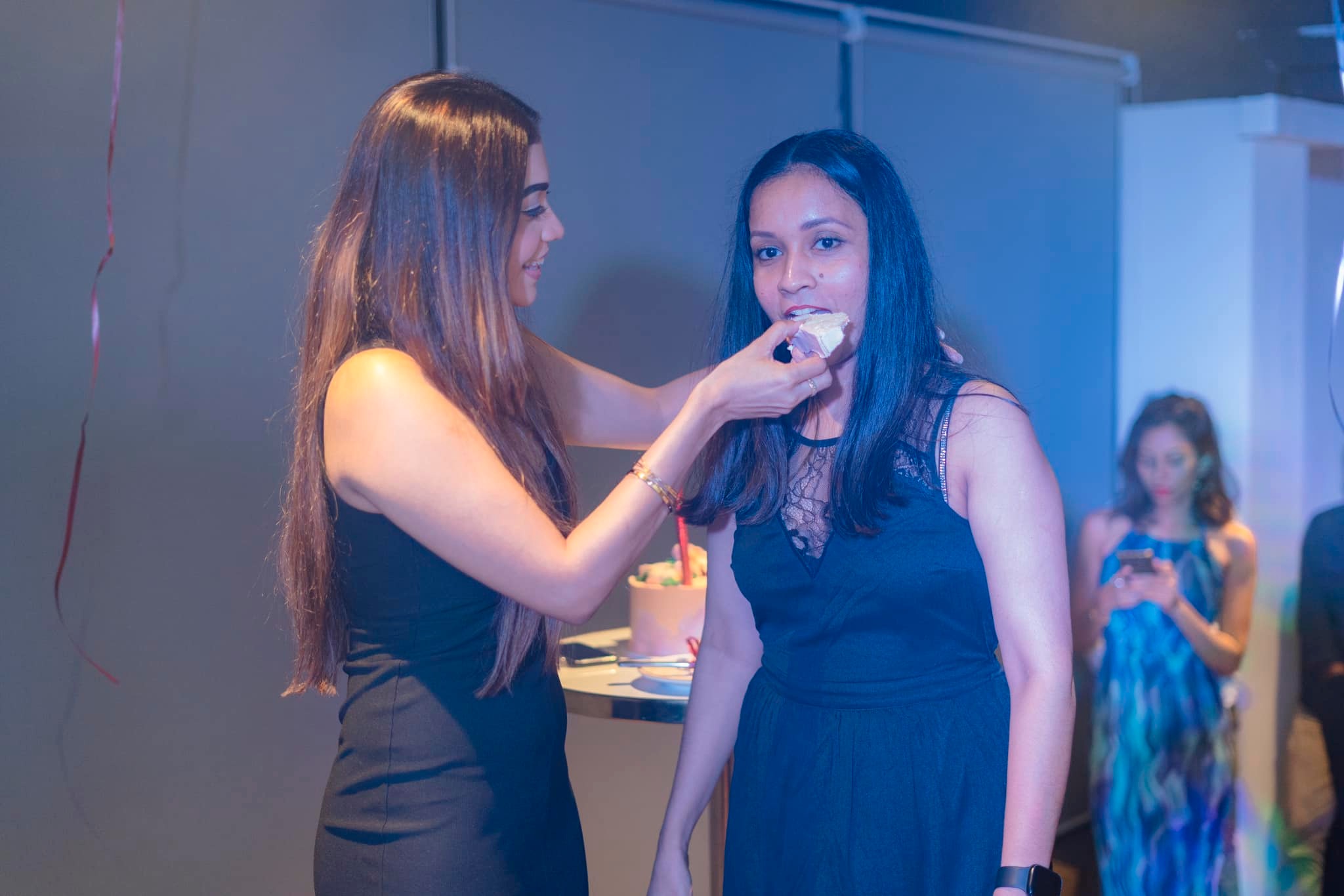 "සුරංගනාවී මගේ හඳක් වගේ පායලා... හිතේ තියන ආදරේ ඇස් දෙකේම ලියැවිලා ...