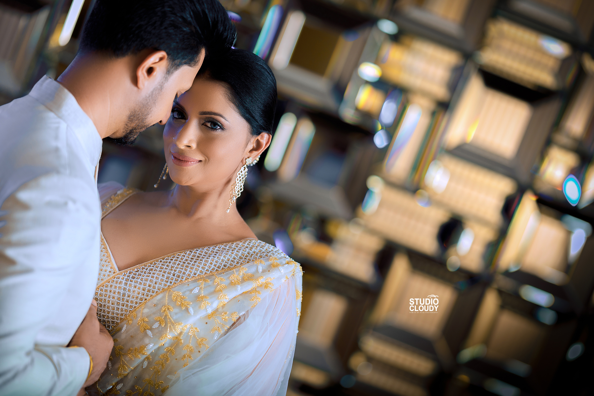 "ඇයිදෝ නොහැඟේ... ලෙන්ගතු වූයේ ඔබ මා ළංවීලා මෙසේ... ළතැවුල් ජීවේ... සන්සිද වූයේ... දෙනෙතේ දල්වාලා ...