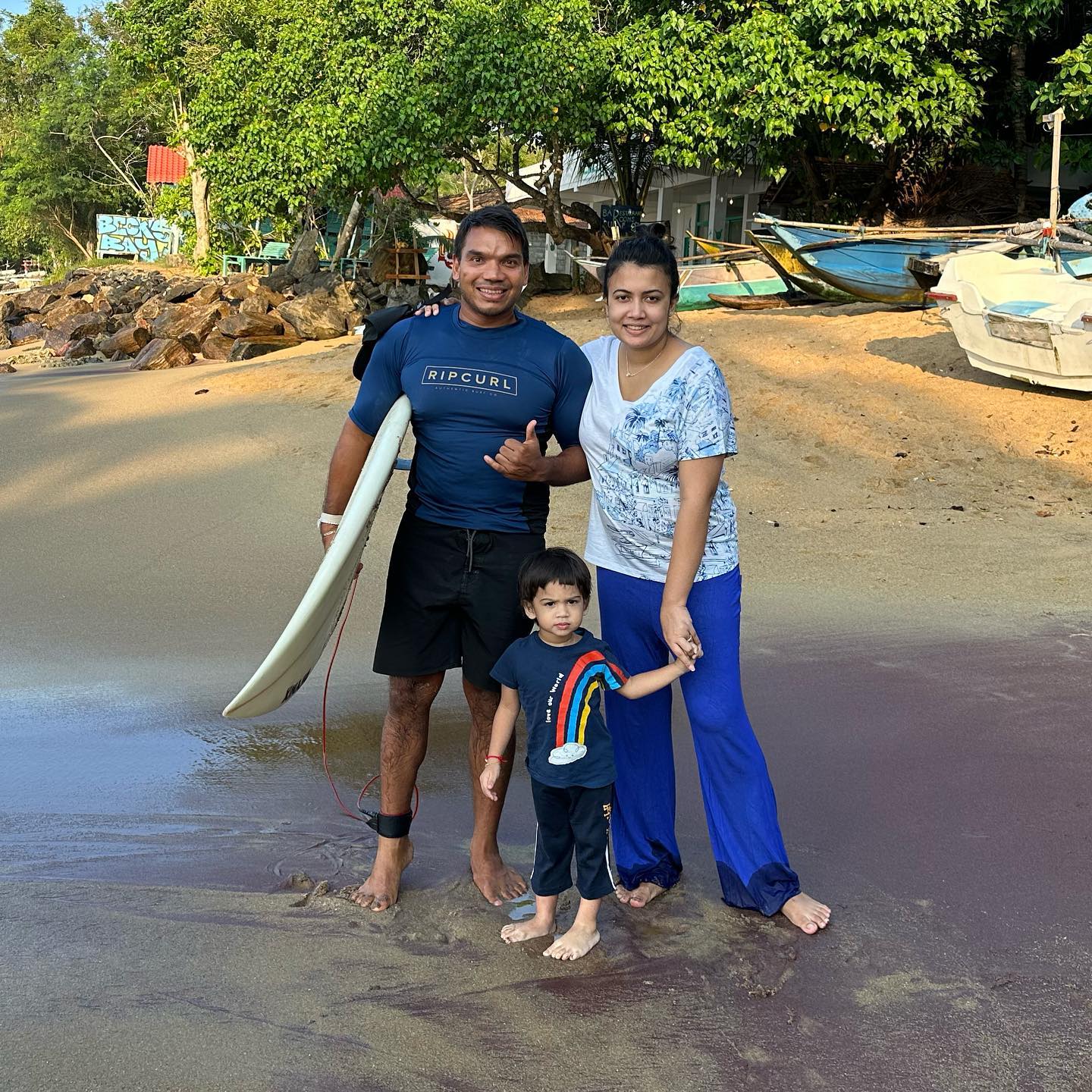 එයාගෙ පළවෙනි Surfing පාඩමලු.. තාත්තා වගේම අපූරුවට, සයුරු රළ මත නැඟී ...