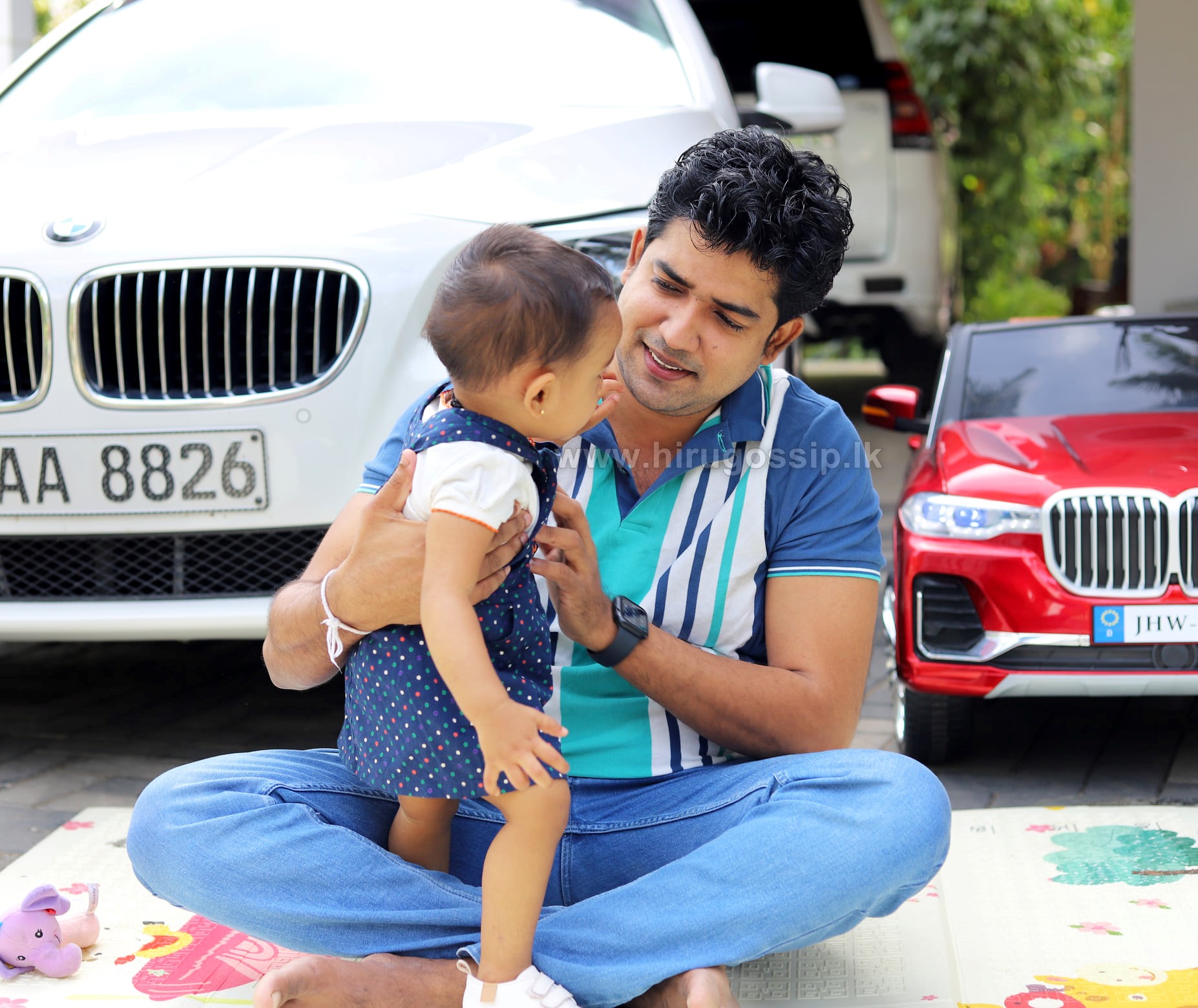 ඒ ආදරය නිසාම වෙන්නැති මා මෙලොව එළිය දුටු දිනයේ දීම නුඹත් මා පසුපසින් ...