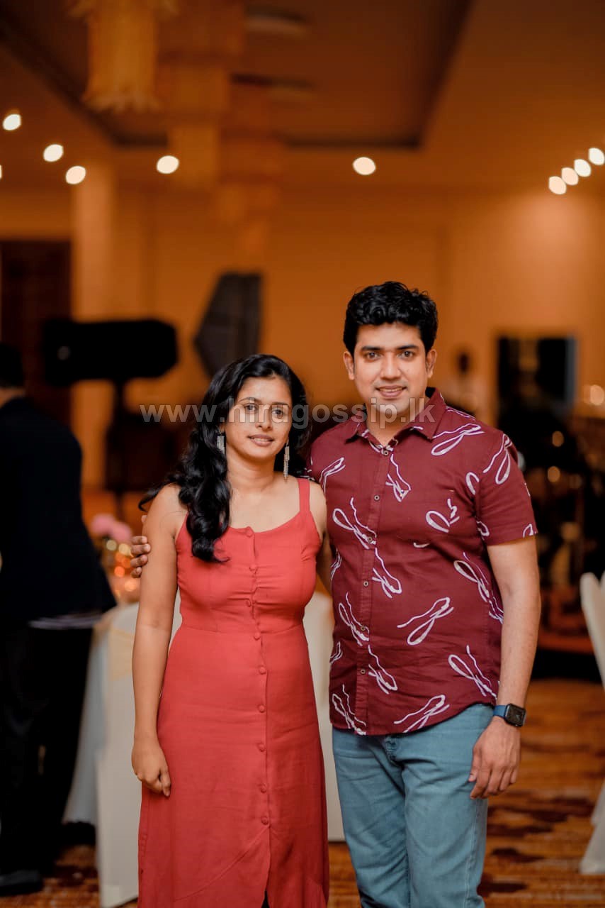 ඒ ආදරය නිසාම වෙන්නැති මා මෙලොව එළිය දුටු දිනයේ දීම නුඹත් මා පසුපසින් ...