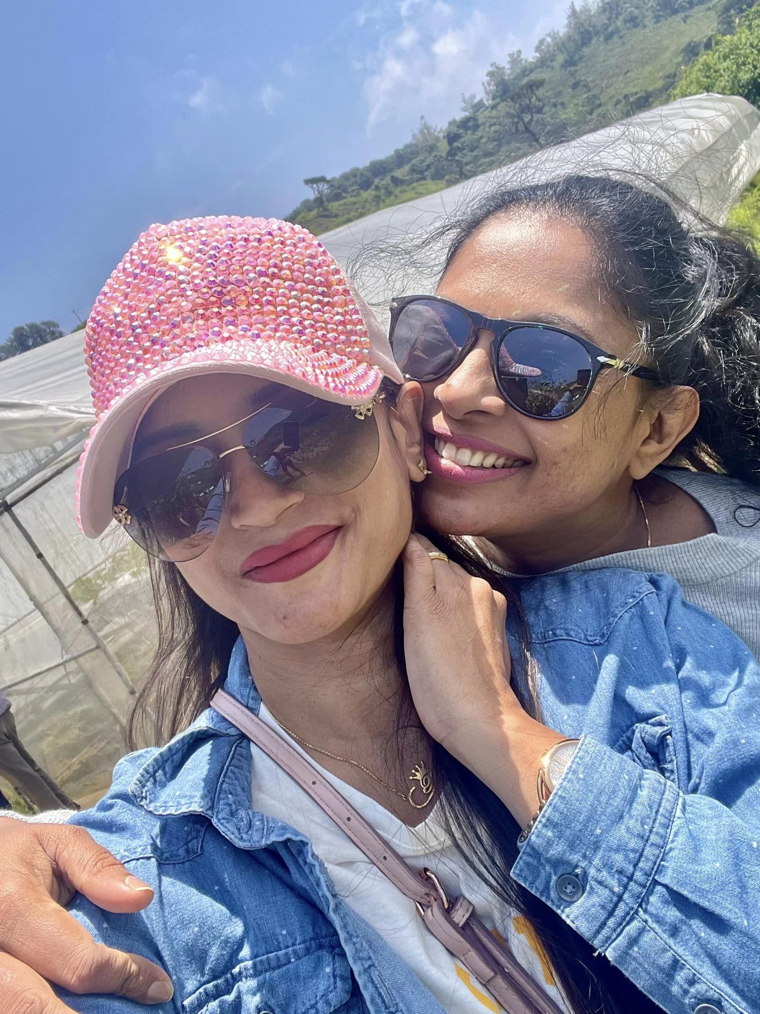 "මාත් එක්කම හිනාවෙලා මාත් එක්කම අඬන්න කෙනෙක් මට ඉන්නවා... ජීවිත පාඩම් ...
