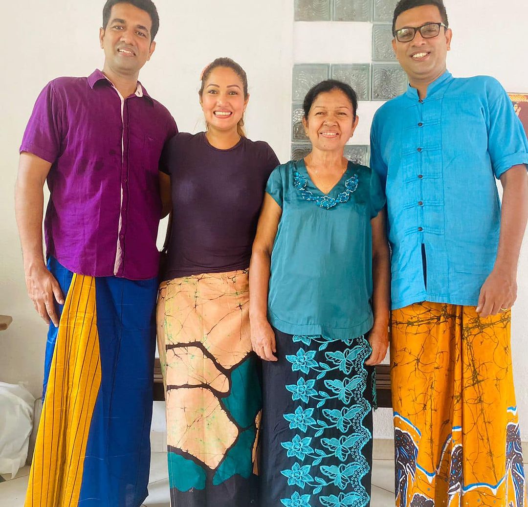 "මොනදේ කළත් ජීවිතේ එක මගේ පවුල..." "මේ හැමදේම වෙන අවුරුදුවල වගේ හිනා ...