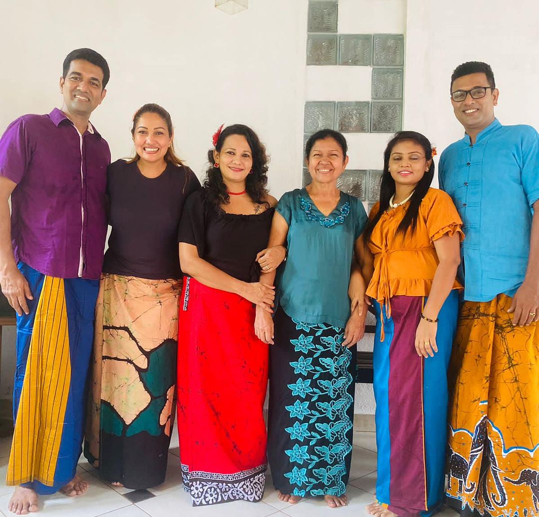 "මොනදේ කළත් ජීවිතේ එක මගේ පවුල..." "මේ හැමදේම වෙන අවුරුදුවල වගේ හිනා ...