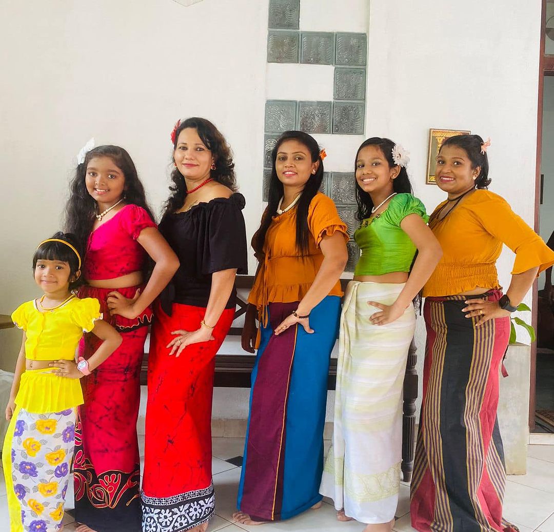 "මොනදේ කළත් ජීවිතේ එක මගේ පවුල..." "මේ හැමදේම වෙන අවුරුදුවල වගේ හිනා ...