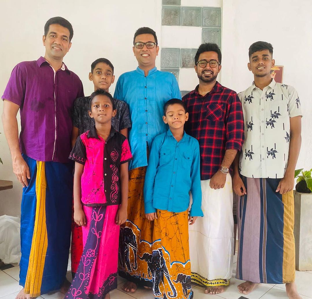 "මොනදේ කළත් ජීවිතේ එක මගේ පවුල..." "මේ හැමදේම වෙන අවුරුදුවල වගේ හිනා ...