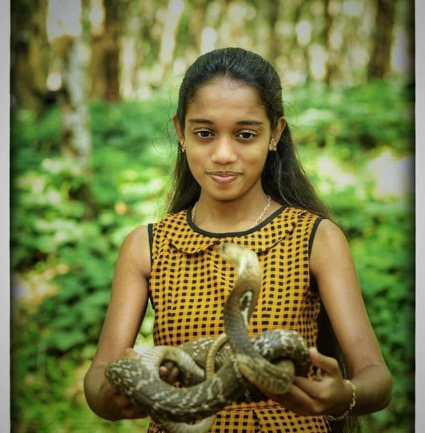 අම්මෝ... එයාට බය නැද්ද මන්දා... රත් වුණු හාදු තොග පිටින් නාගයින්ට දෙන ...