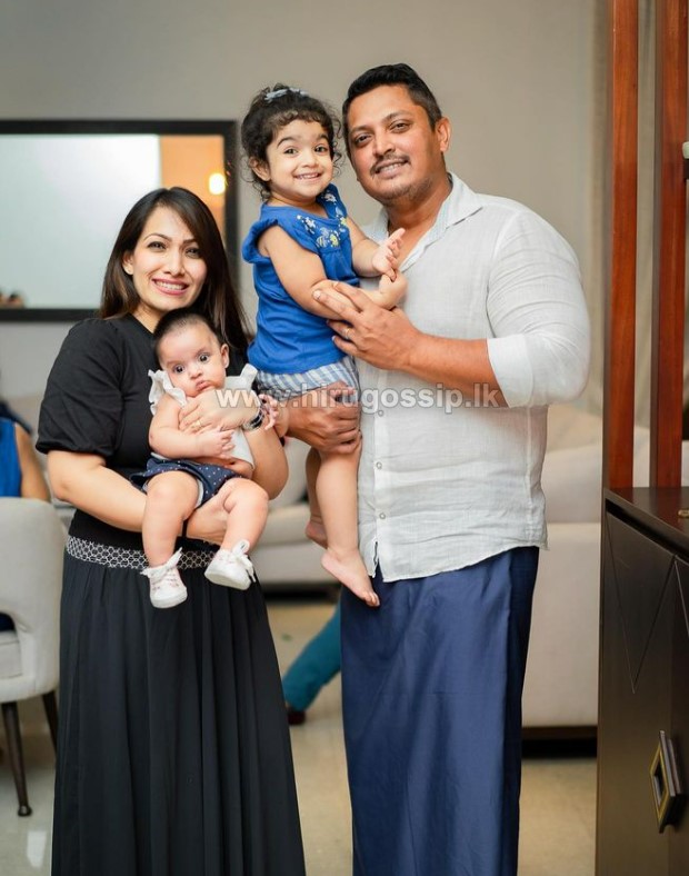 ටිකක් පරණයි හැබැයි ආදරය හැමදාම ඒ වගේමයි..” - මේනක රාජපක්ෂව තුරුළු කරගෙන මෙච්චර උම්මා දෙන්නෙ කවුද ...