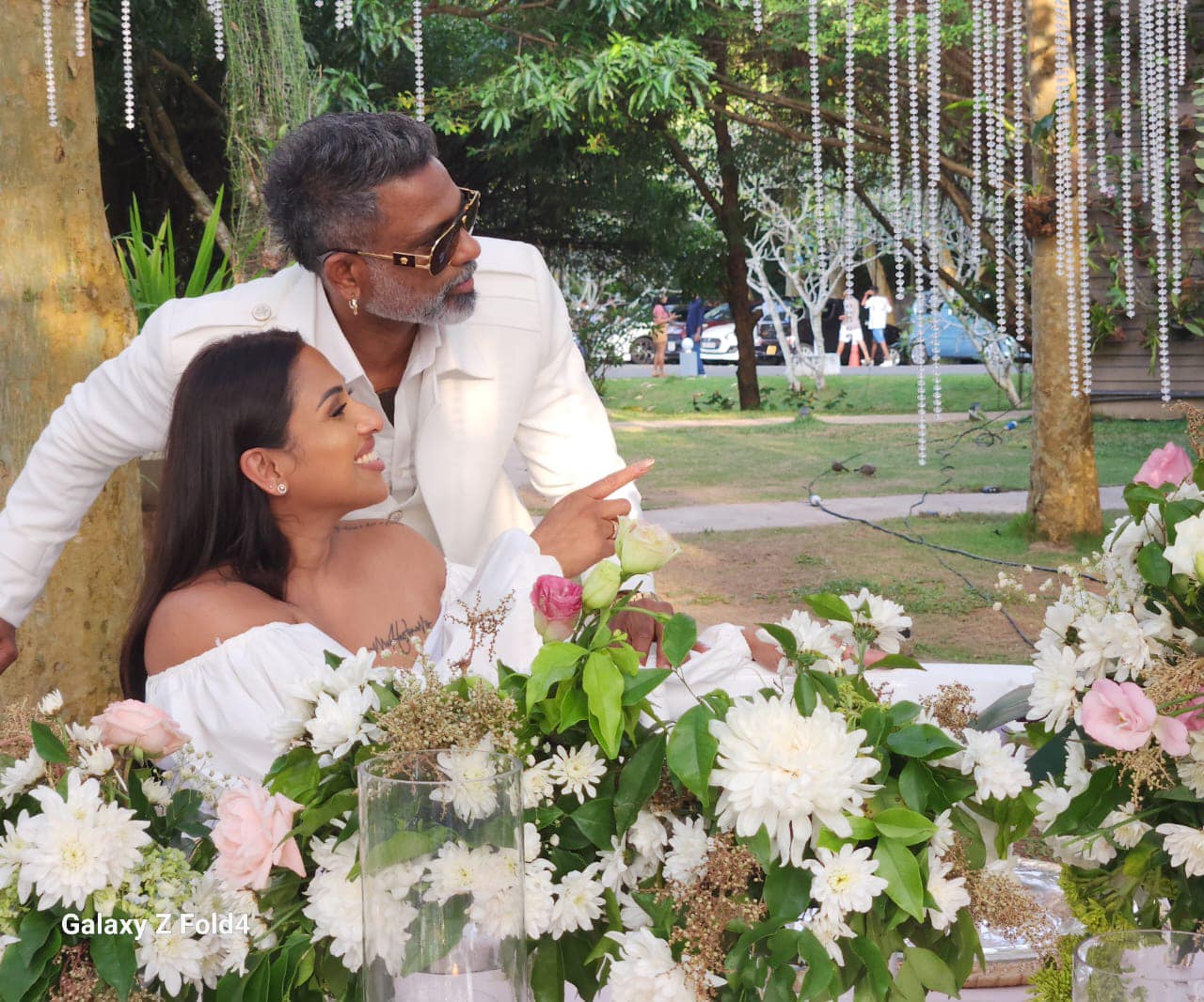 "ඇය අගයන්නට අවාරයේ පැමිණී ඔහු හොරෙන්ම ඇගේ සිත සොරකම් කරලා" මේ ඒ ...
