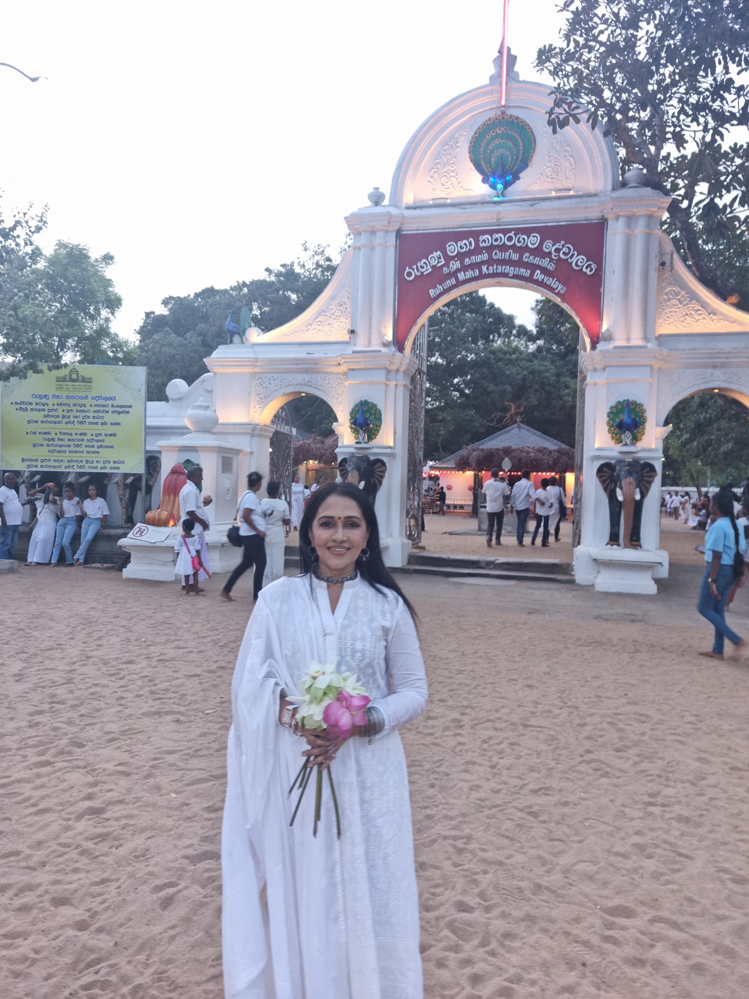 කදිර දිව්‍යරාජ එළිදකින්න කලින් මේ හැමෝම කඳිරපුරවරයට ගිහින් ආශිර්වාද ...