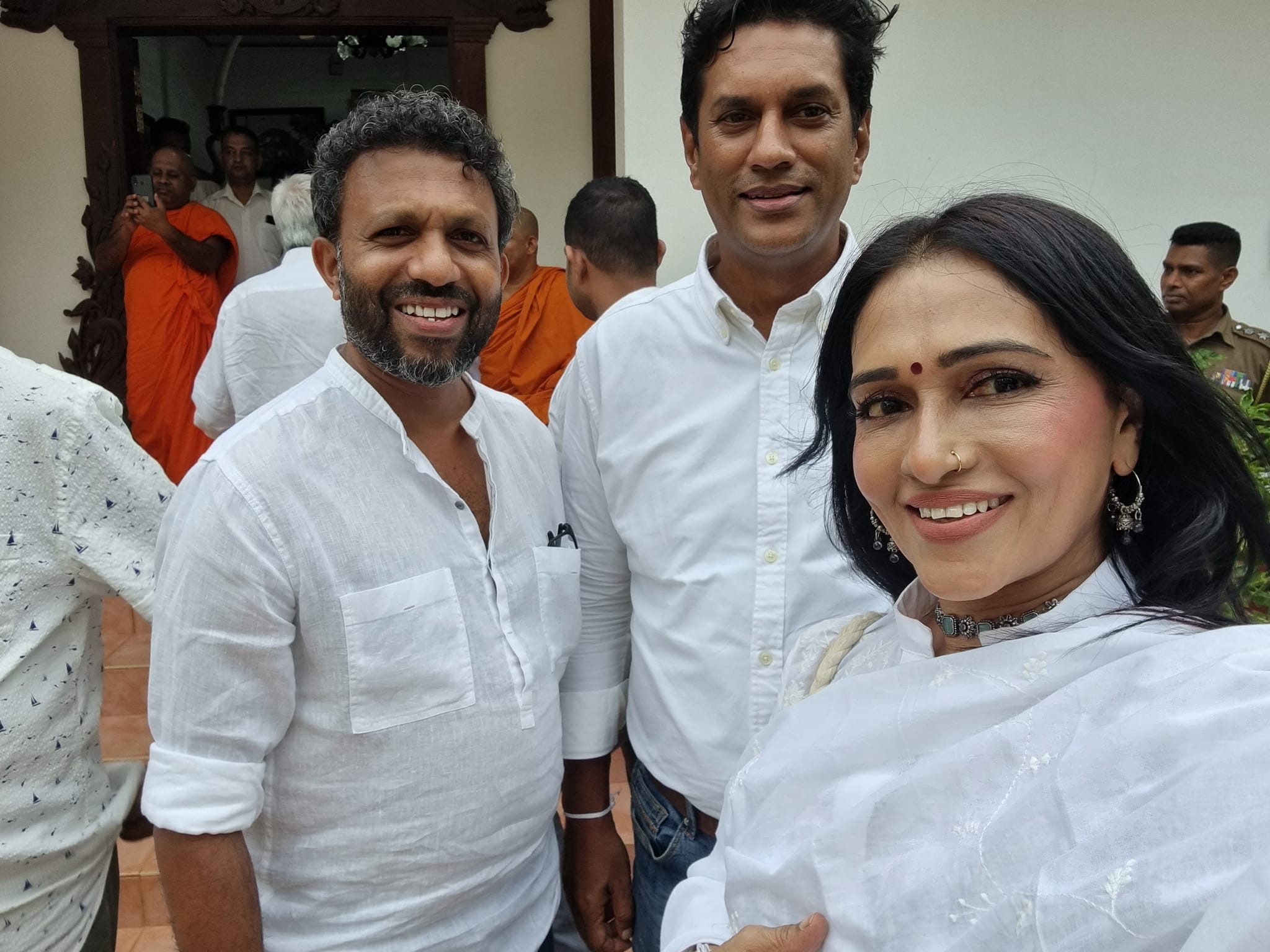 කදිර දිව්‍යරාජ එළිදකින්න කලින් මේ හැමෝම කඳිරපුරවරයට ගිහින් ආශිර්වාද ...