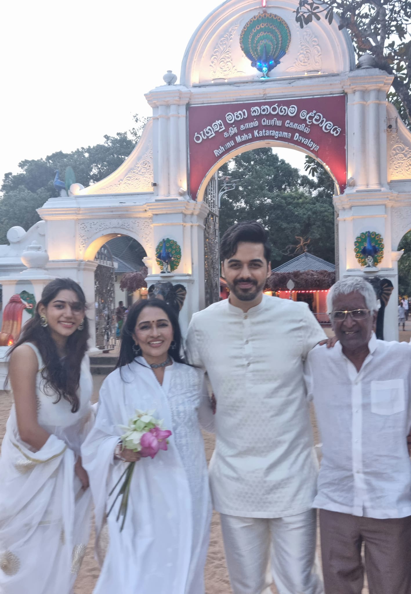 කදිර දිව්‍යරාජ එළිදකින්න කලින් මේ හැමෝම කඳිරපුරවරයට ගිහින් ආශිර්වාද ...