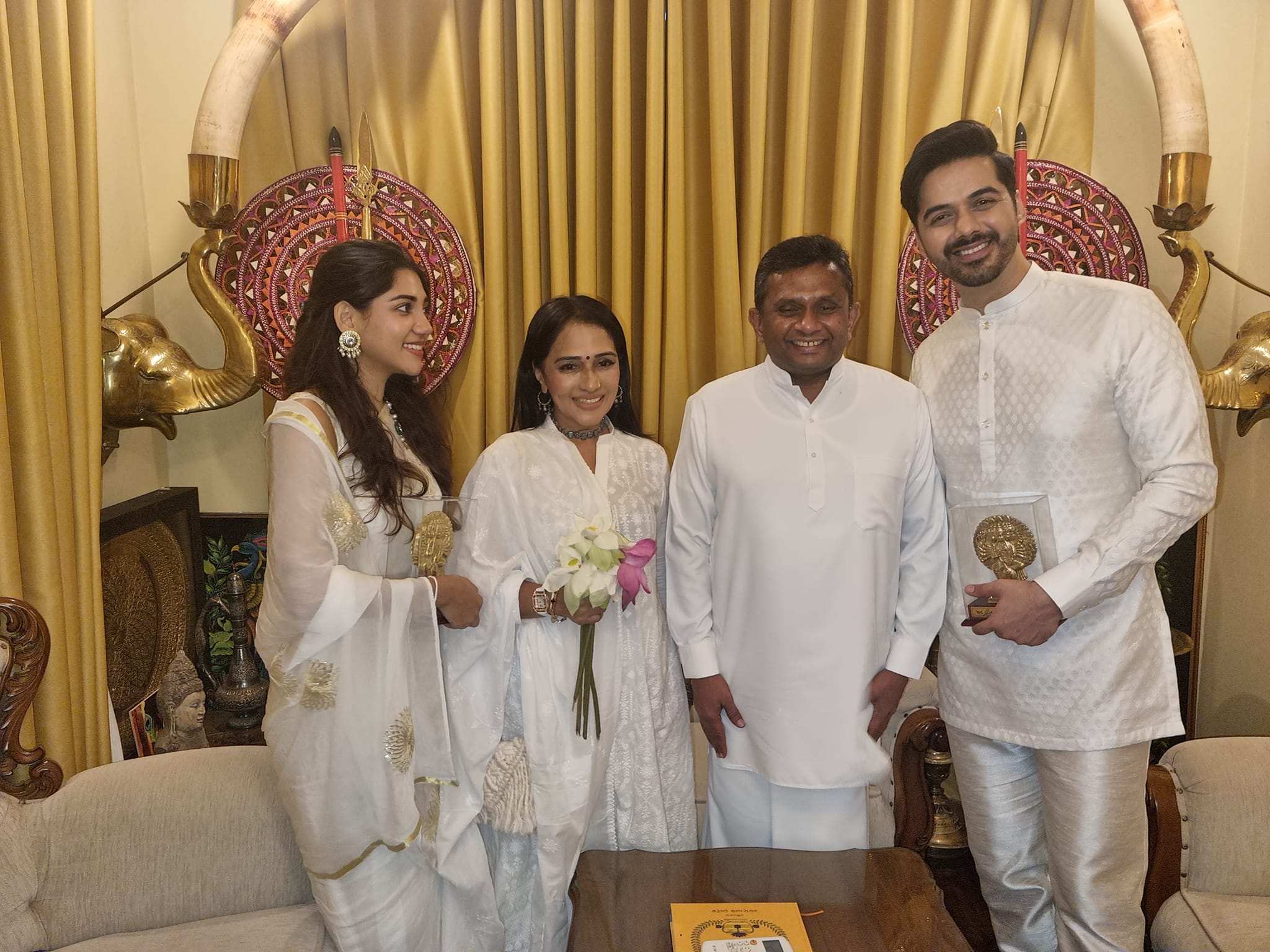 කදිර දිව්‍යරාජ එළිදකින්න කලින් මේ හැමෝම කඳිරපුරවරයට ගිහින් ආශිර්වාද ...