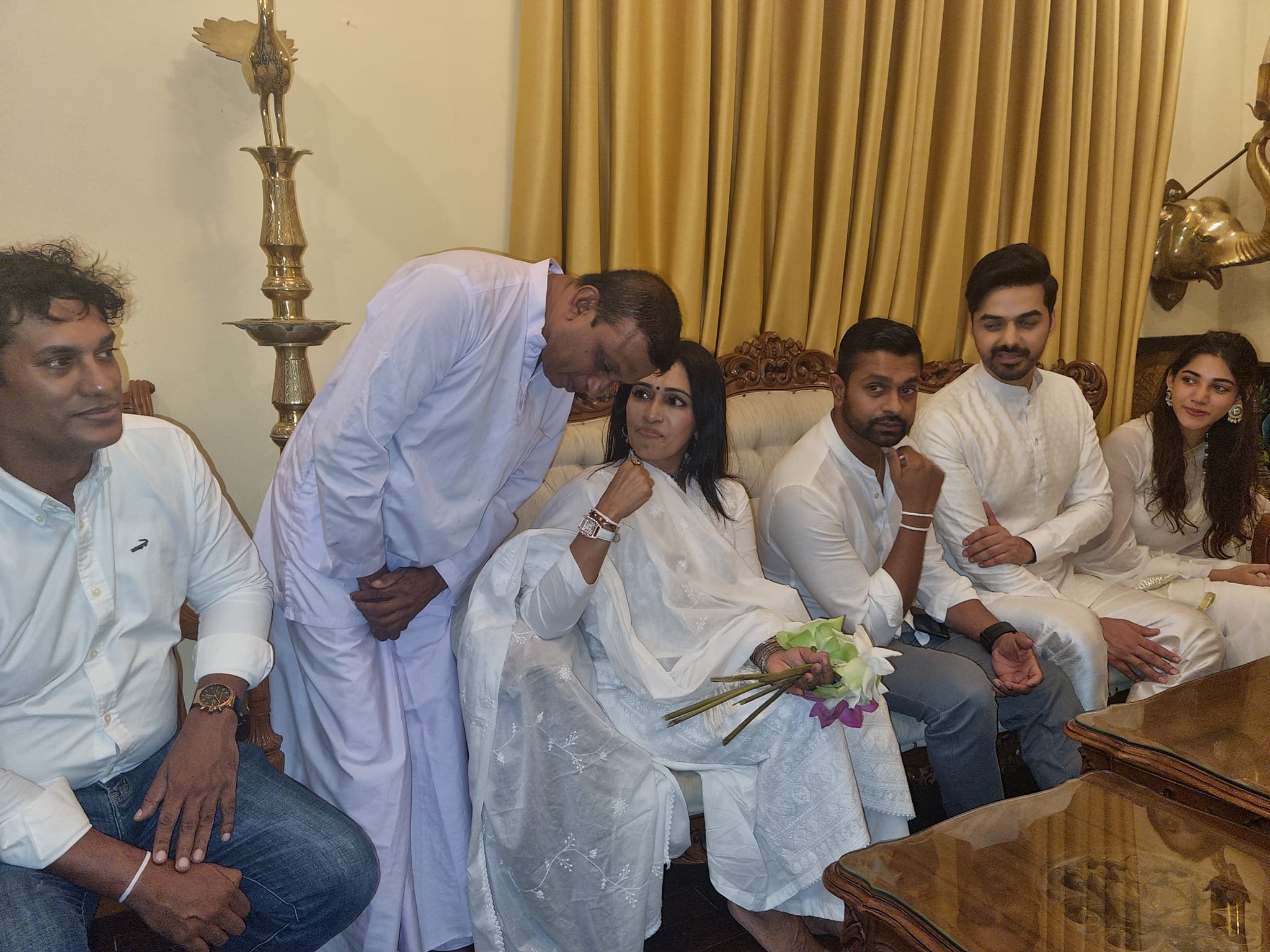 කදිර දිව්‍යරාජ එළිදකින්න කලින් මේ හැමෝම කඳිරපුරවරයට ගිහින් ආශිර්වාද ...