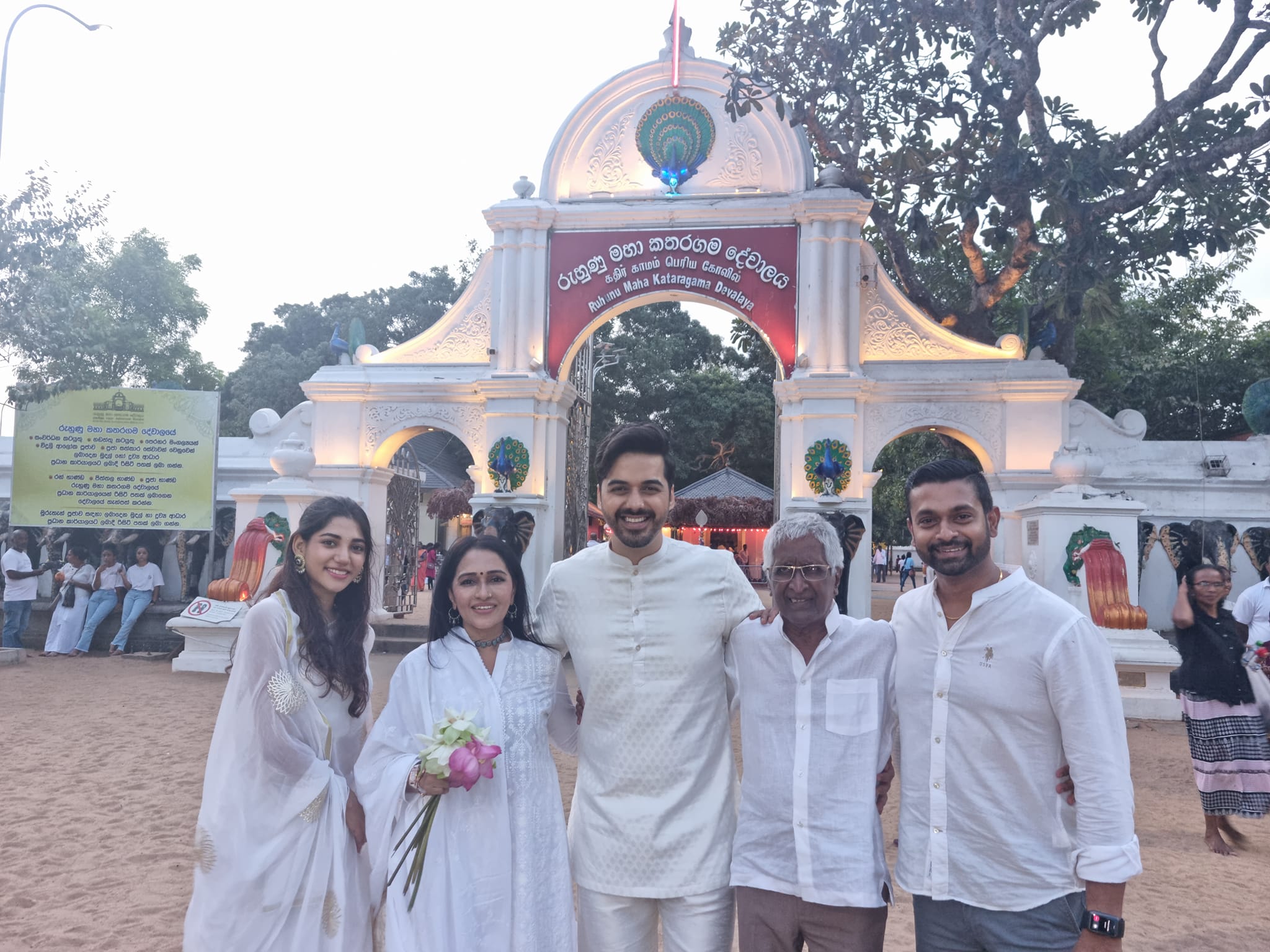 කදිර දිව්‍යරාජ එළිදකින්න කලින් මේ හැමෝම කඳිරපුරවරයට ගිහින් ආශිර්වාද ...