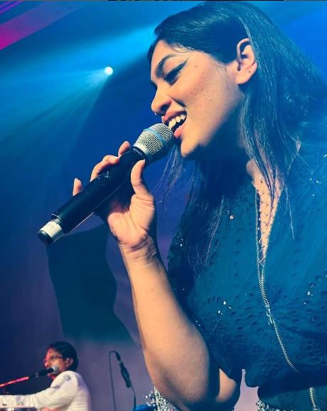 "කොච්චර මහන්සිද කිව්වොත් උන්හිටි තැන් අමතකයි... " රයිනිගේ රසිකයෙක් ඇගේ ...